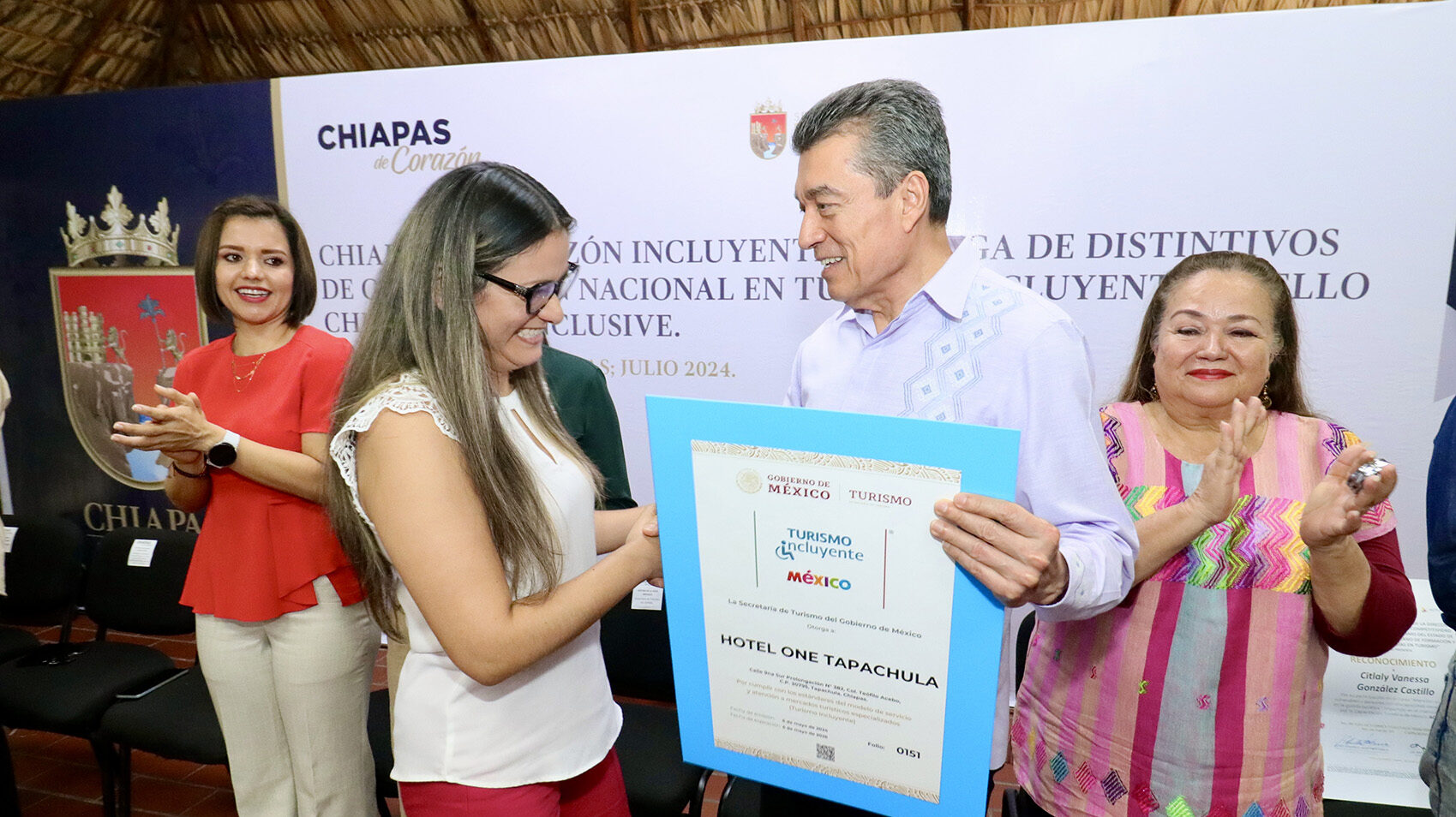 Entrega Rutilio Escandón distintivos Turismo Incluyente y Chiapas Love ...